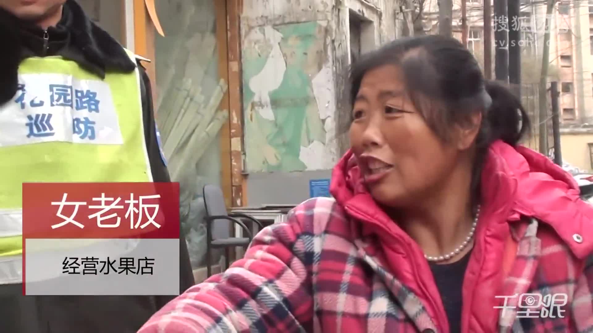 【河南】窃贼大白天抱走钱箱 女老板狂追百米将其抓获