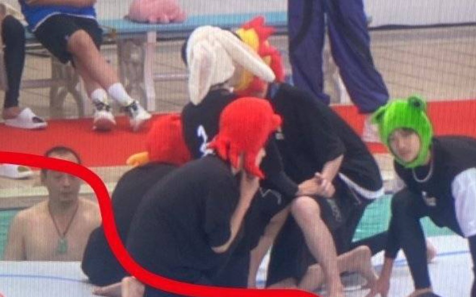 ...男团两位成员竟公然在运动会现场亲亲抱抱 疑似要公开出柜 具体消息...