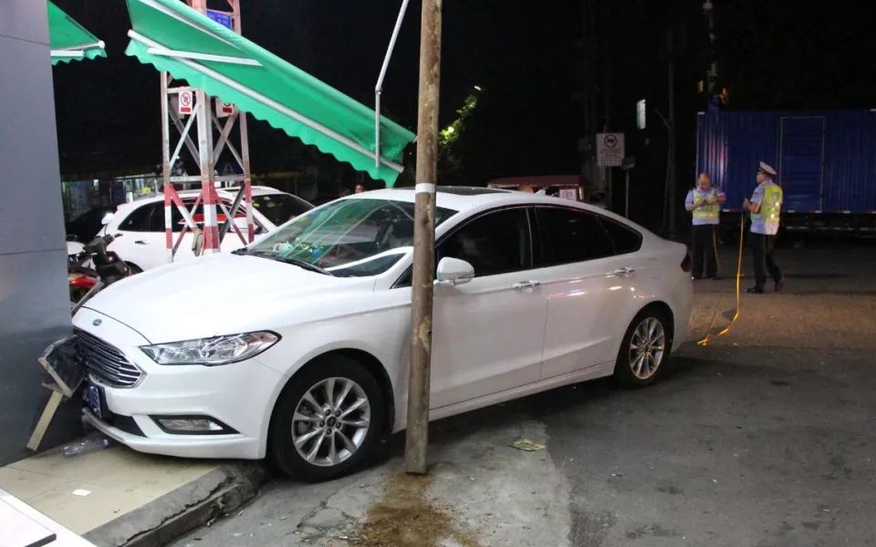 新手女司机夜里练车 误踩油门把自家楼下的店铺和人都撞了