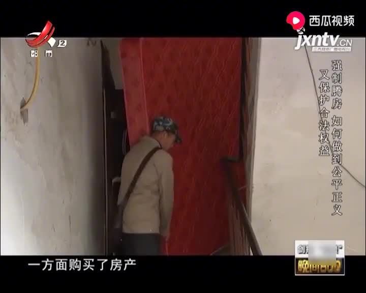 执法部门对女子的物品进行分类登记打包,还用记录仪进行拍摄记录