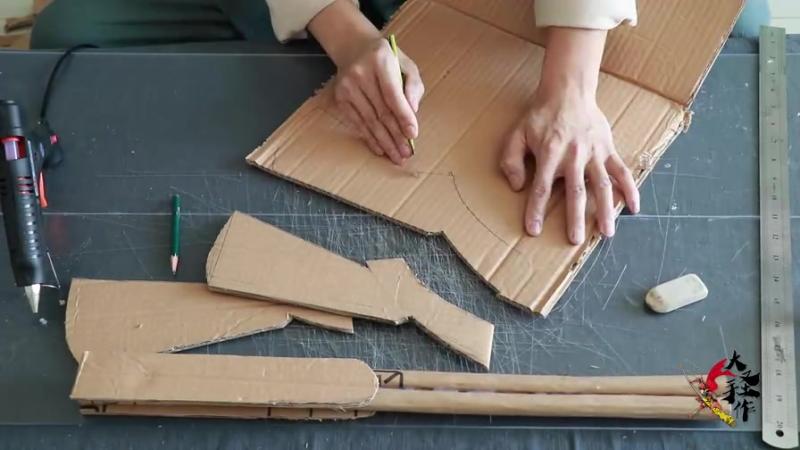 大圣变废为宝,用废纸板做出S686双管猎枪玩具,你们喜欢吗?