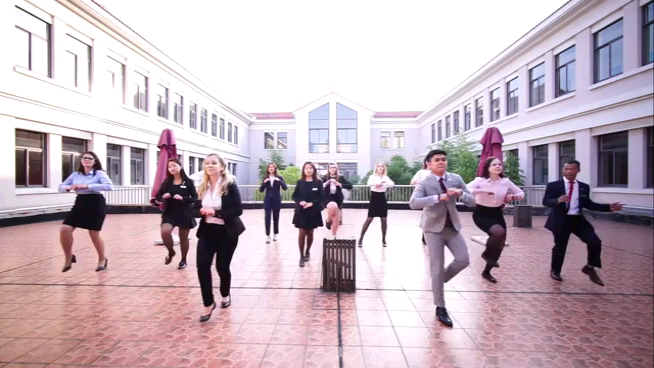 我们来看一下学习酒店管理的学生生活。青春