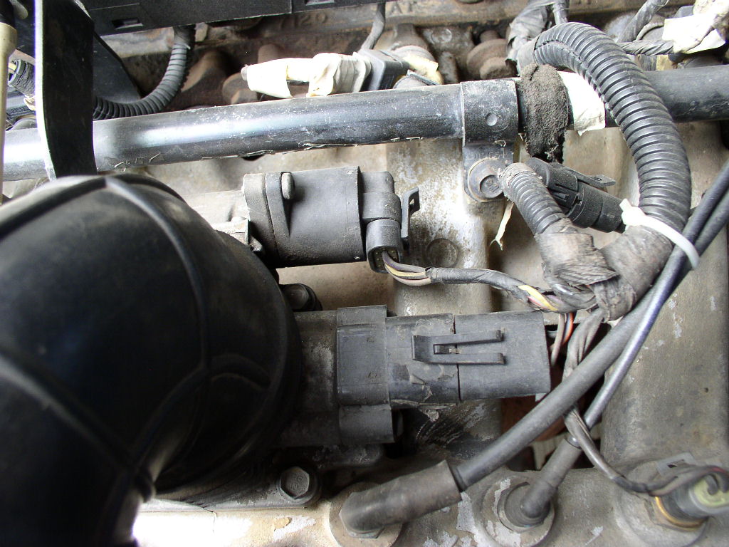 进气歧管是黑色的 是烧机油了吗?