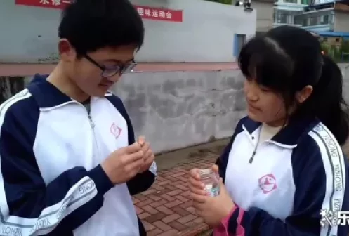 2015级2班表演的诚信主题小品《假药集团》