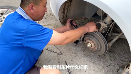 农村小伙给汽车做保养,30年修车师傅不停称赞,国产车质量真棒!