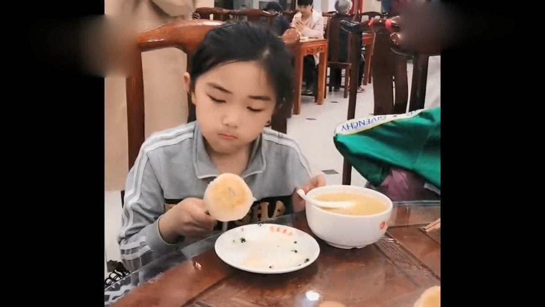 童模宋小睿吃饭真优雅,再看看妹妹,网友:差距不是一点点!