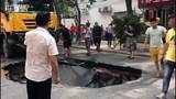 【河南】真吓人!新修道路突现塌陷巨坑,路过卡车车头掉进坑内!