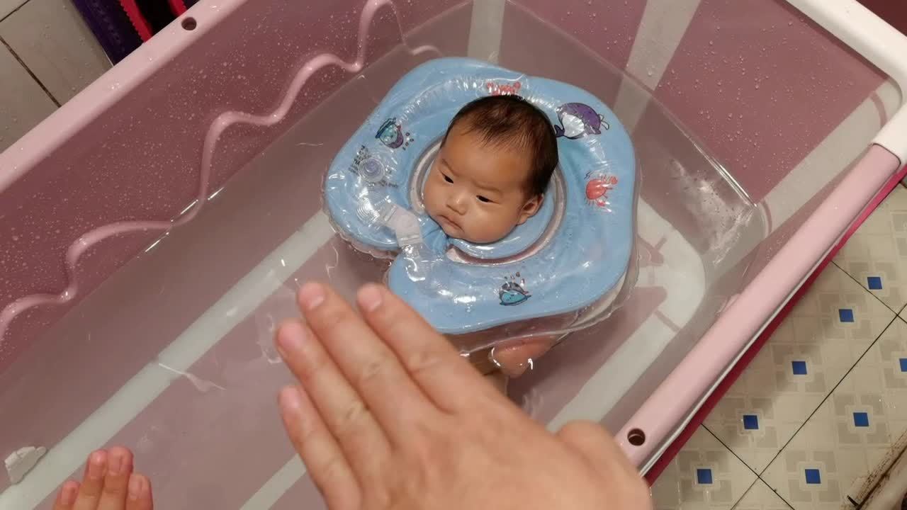 小宝宝出生两个多月了,今天第2次洗澡,这次在家里给她洗