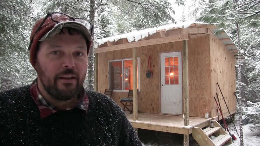 独自一人在森林搭建一座小木屋