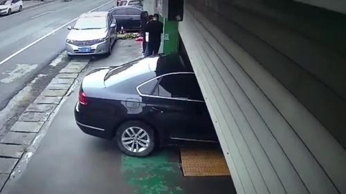 监控拍下的心痛一幕,这就是装电动门的好处