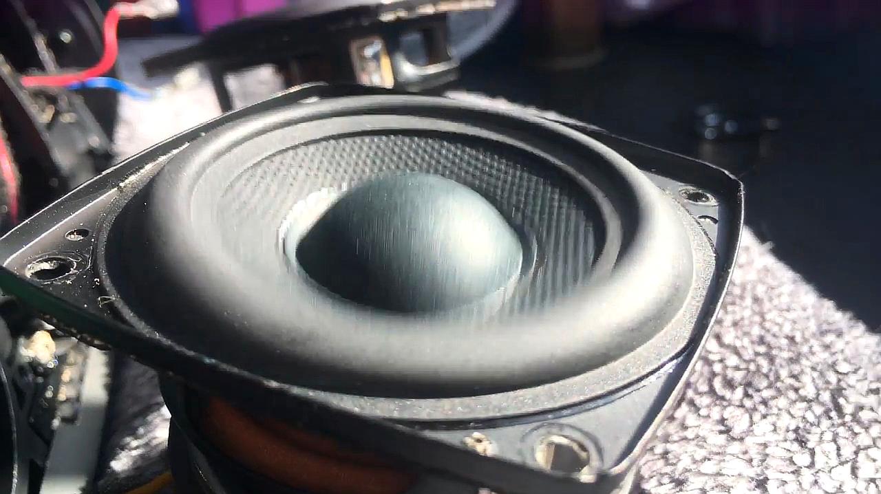 JBL蓝牙音响低频喇叭自由振动测试,振幅巨大竟然听不出明显失真
