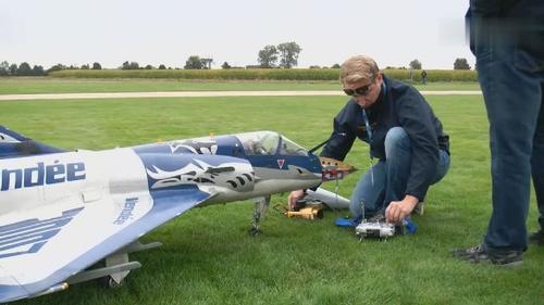 自制的航模,真舍得投入,发动机能源强劲