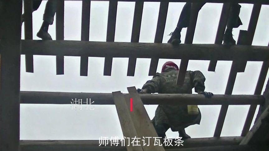 农村建房屋顶的瓦是怎么盖上去的?5000多块瓦,3个小时就完工