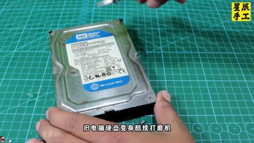 废旧电脑硬盘也能变身打磨机,制造最简单的打磨用具,解锁DIY新技能!