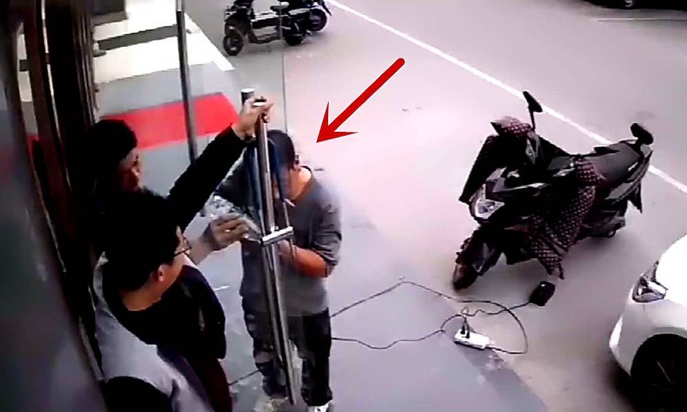 老板请来工人安装玻璃门,突然不对劲了,老板气得直跺脚