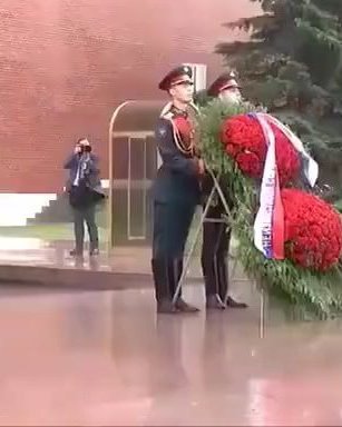 大雨下的普京,在雨中为无名烈士墓献花,没有打伞,人格魅力真的满分 #...