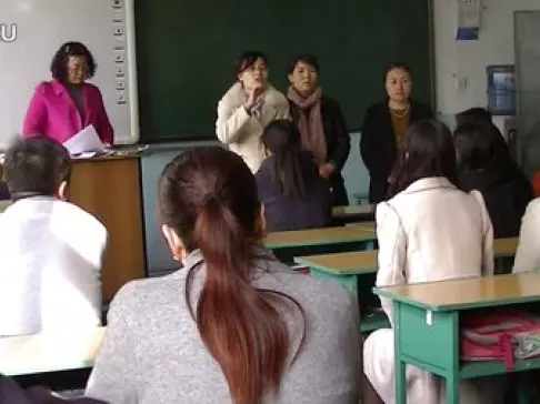 西崖底学校2016“为梦起航”家长会 冯全英校长和家长面对面交流(一)