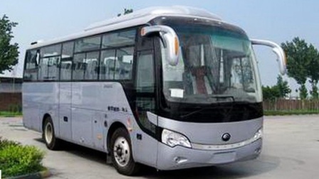 宇通ZK6888HC9中型客车通过红绿灯路口