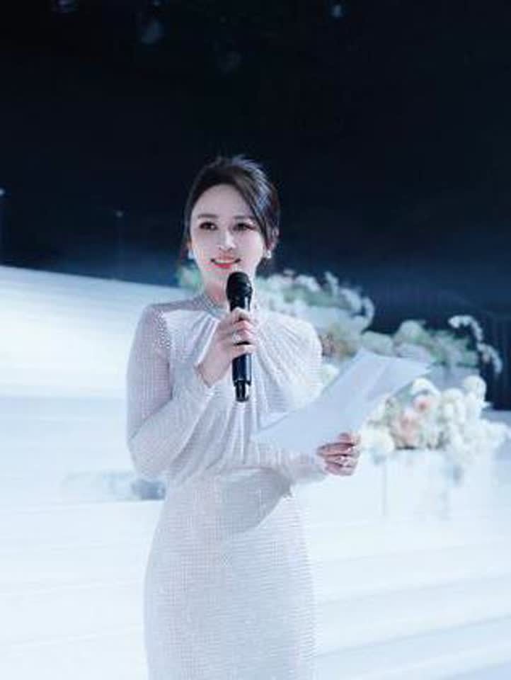 ...有人问我你一个女人办这么大的场面不害怕吗?我一个人走过了太多...