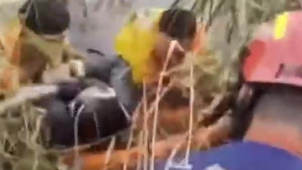 山东济宁:3名消防员跳河救落水女子