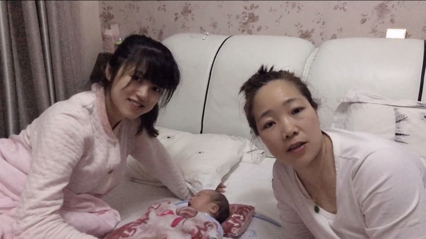 婆婆给刚出生的宝宝做枕头,宝宝却用屁来回应,可怜孩子她爹