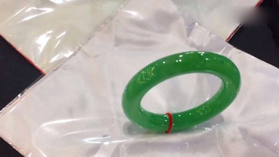 神秘的翡翠市场,百万级冰种随处可见,手镯只能成堆放