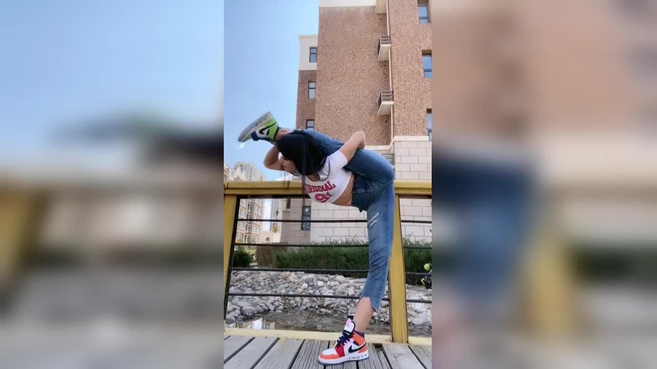 时钟一字马也许会迟到,但绝不会缺席,你看这是几点整