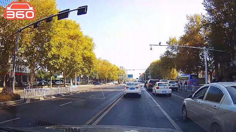 车祸实拍:自行车横穿马路跟小汽车撞上了