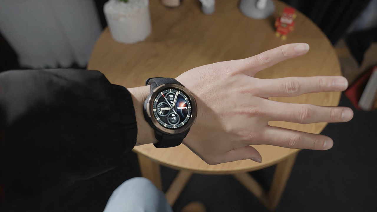 超帅气!荣耀手表GS Pro 全新秘境星空款开箱上手
