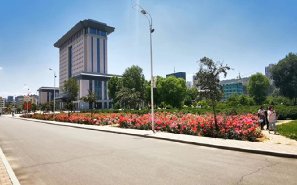 快来这所大学,感受青春校园生活!