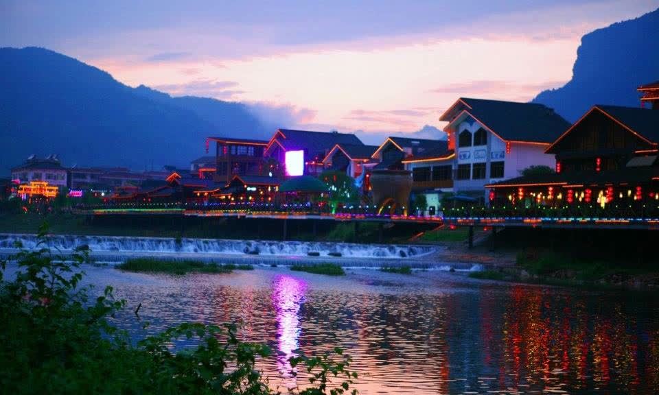 湖南张家界耗资4亿打造步行街,夜景美到不像话!