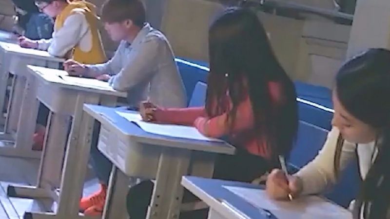 学生考试竟使用摩斯密码作弊,监考官都要崩溃了!厉害了我的哥!