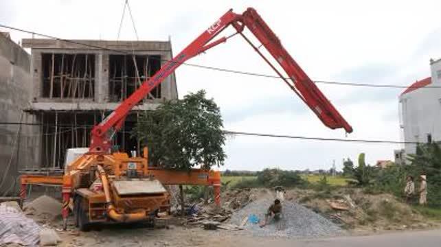 实拍工人给屋顶浇筑混凝土,如何预防屋顶开裂,工人教你如何应对