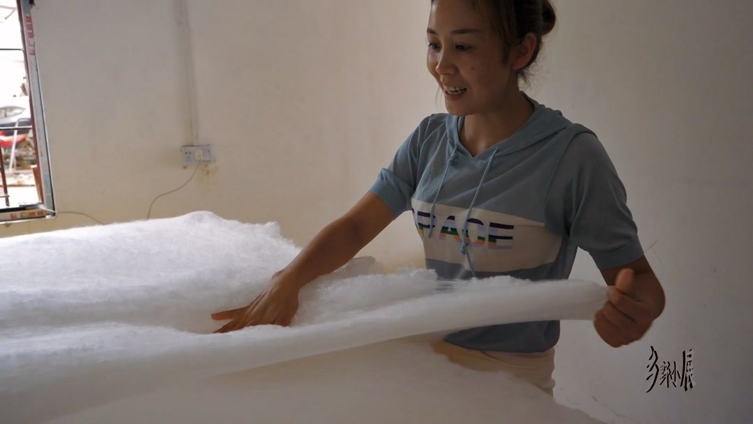 今天拿蚕茧去拉丝定做被子,顺便带大家看看蚕丝被有多精致!