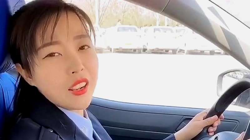 美女教练讲解加减档的操作要领,大家有没有看明白呢?