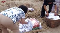 2013年农历7月半中国农村接送祖宗、烧包