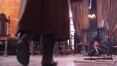 影视:箭在弦上,一航与吕良彪打斗,被小孩捣乱,使得一航受刀伤