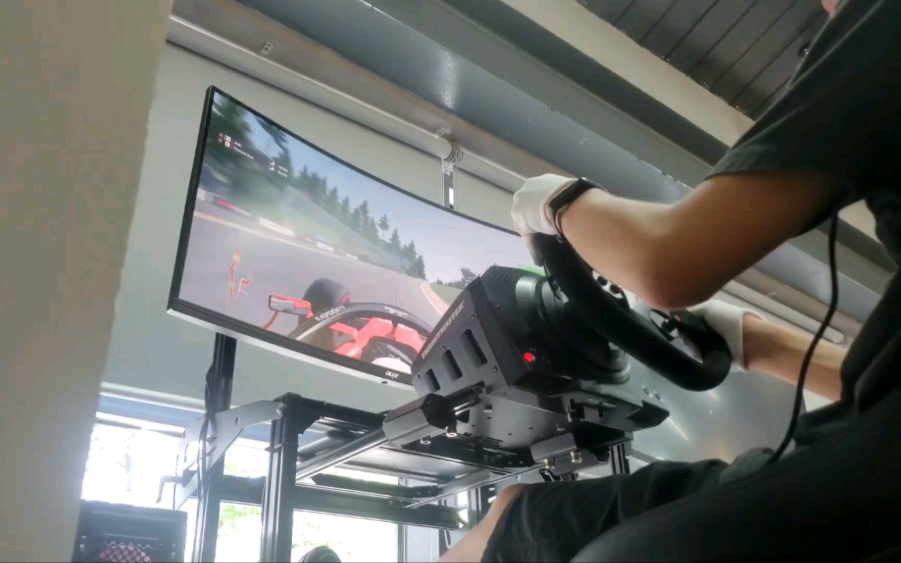 全程逮虾户?嗨跑赛车上海店赛车模拟器体验