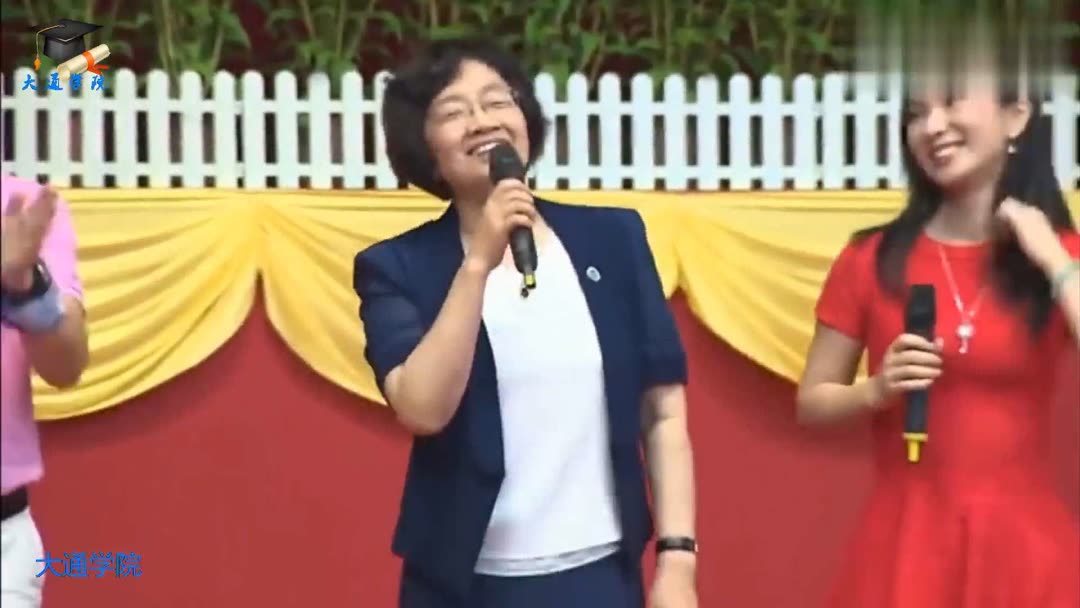 重点大学校长讲话后 与学生同台演唱 台下热情欢呼