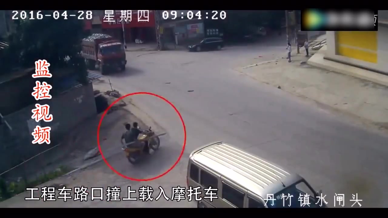 大卡车撞过来的瞬间,电动车司机为活命,居然这样做!