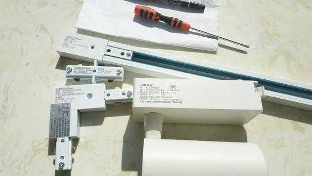 如何安装LED导轨灯,应该注意哪些事项?