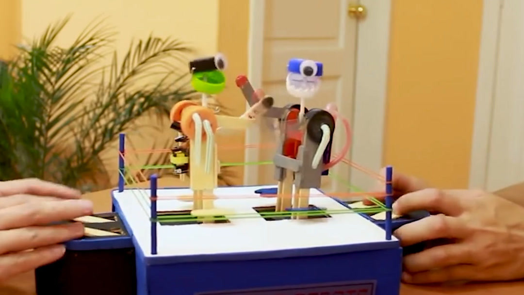 小哥纸板制作的擂台格斗游戏机,头部被击中还会飞起来