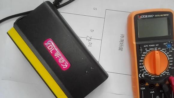 电动车充电器闪烁,输出电压跳动,原来是个电阻坏了,维修也简单