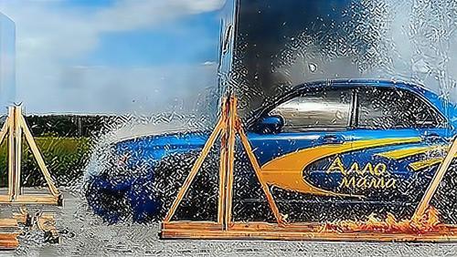 钢化玻璃有多坚固?牛人开车连撞7块,实验结果两败俱伤!