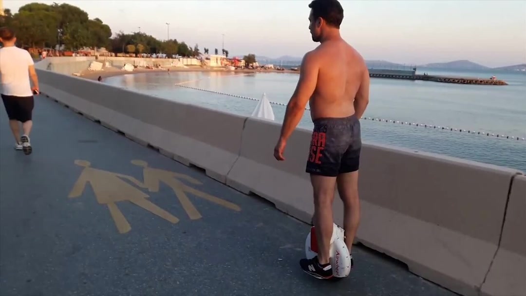 【初学者视频】盛夏傍晚,海边练骑平衡车的帅哥一枚!