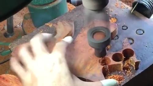 这一看就是新手,师傅手指上的绷带,暴露出了心酸