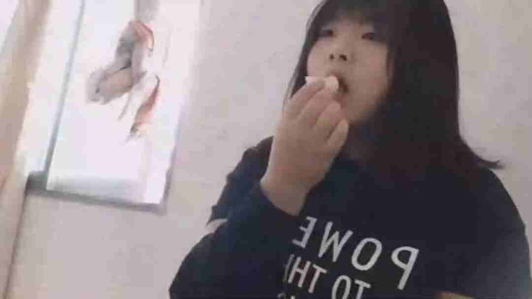 90后工程资料员的一天整理上千份文件,一人两张办公桌都不够