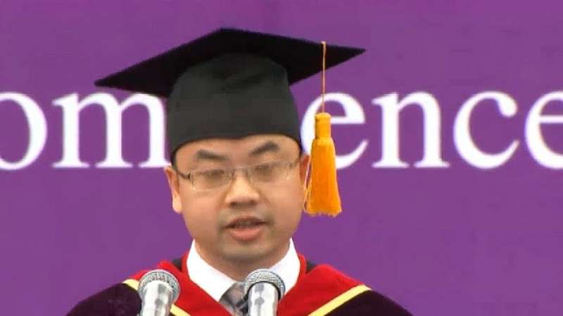 清华大学校友毕业演讲,从清华博士到劳模工匠,在平凡中不断超越