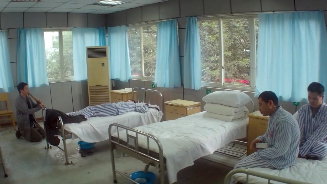 男子竟跪下给儿子吹笛子,到底发生了什么!