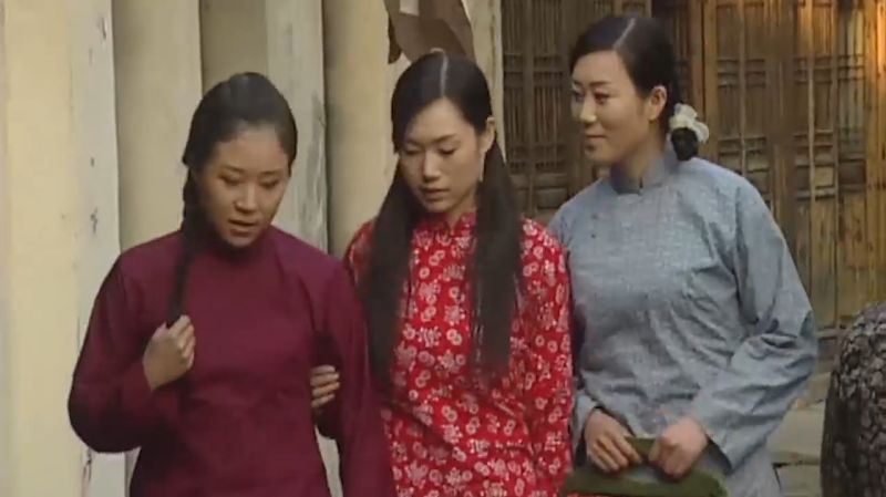 女特务们第一次执行任务,换下军装个个是美人,跟踪也不太熟练了